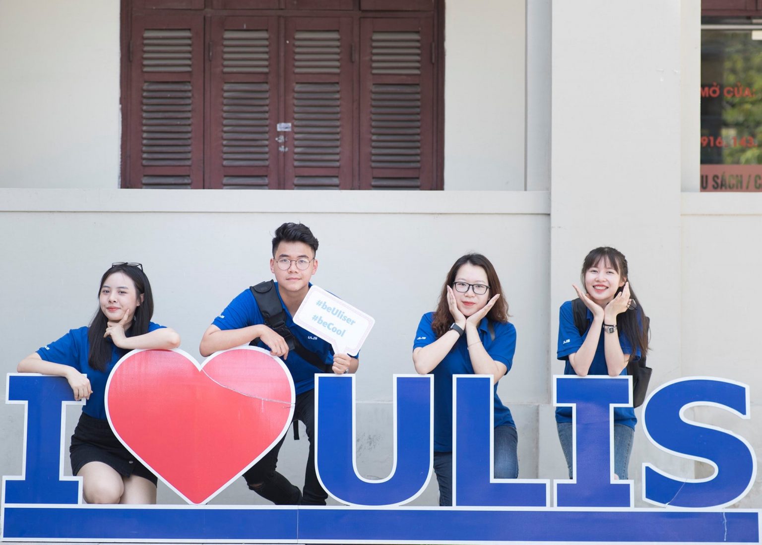 Sinh viên trong màu áo ULIS – Trường Đại học Ngoại ngữ – Đại học Quốc ...