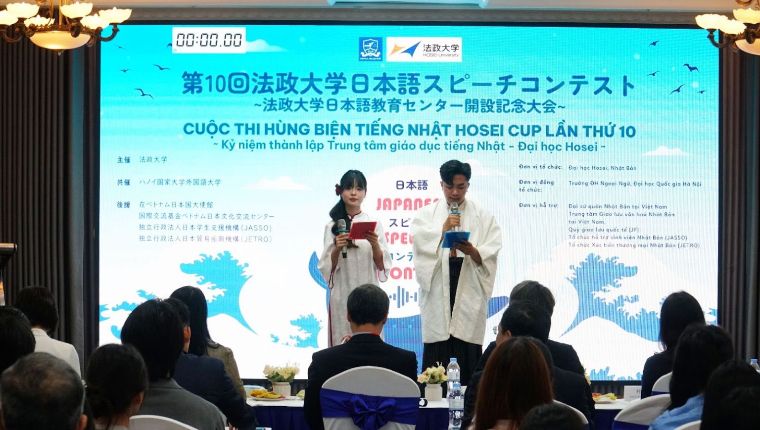 Sinh viên ULIS xuất sắc đạt giải Quán quân Cuộc thi hùng biện tiếng ...