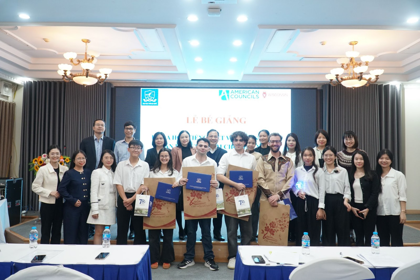 Bế giảng Khóa học tiếng Việt và trải nghiệm văn hoá Việt Nam cho sinh ...